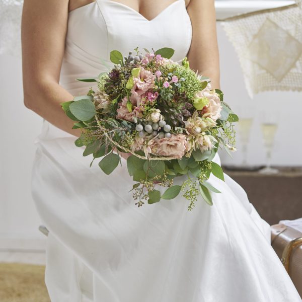 Brautstrauß mit Spitze - OASIS Floral